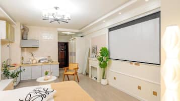 Estúdio Comfort, Vista para a cidade | Sala de estar | Televisor