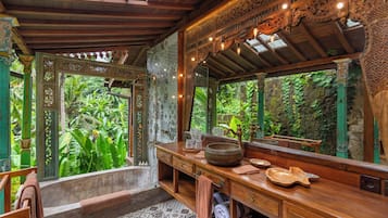 Casa de campo premium | Banheiro | Chuveiro com efeito de chuva, produtos de toalete grátis
