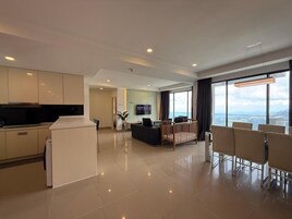 Quarto Premium, 3 quartos | Sala de estar | Smart TV de 50 polegadas com canais por cabo, Netflix 