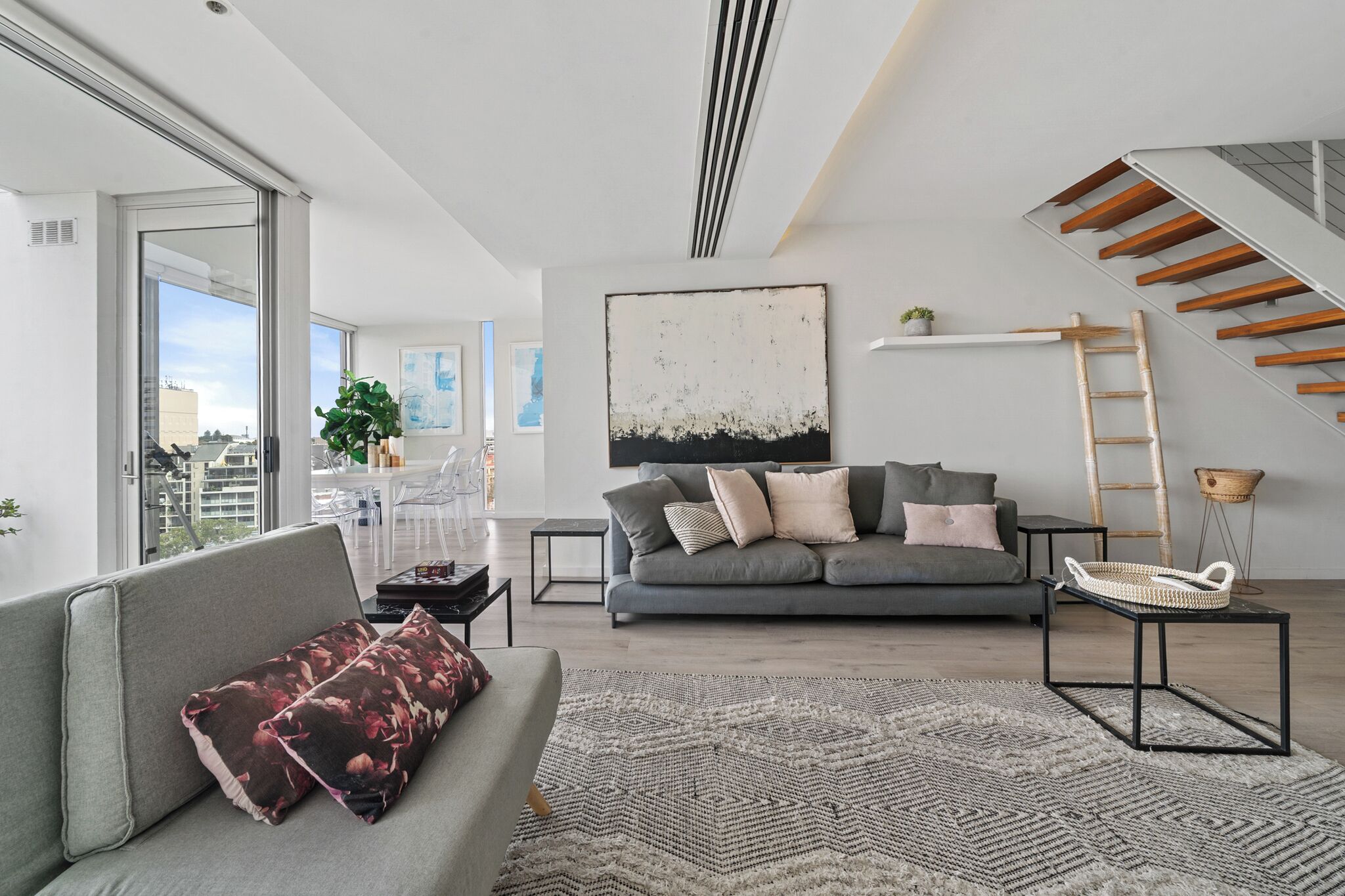 Bright 2br Pad With Scenic City-view, Gym & Pool - North Sydney