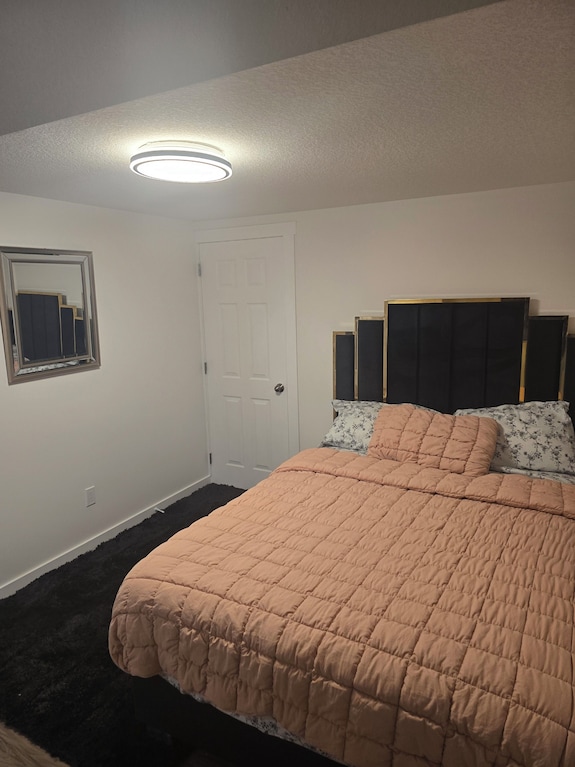 Cozy 2-bedroom Suite: 5 Minutes Walk To Chestermere Lake - Alberta