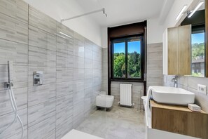 Apartamento standard, vários quartos (La Dolce Laveno) | Banheiro | Chuveiro, bidê, toalhas de banho, sabonete