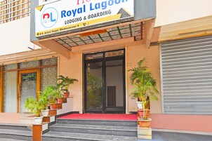 Entrada de um hotel com uma placa indicando "Royal Lagon Lodging & Boarding".