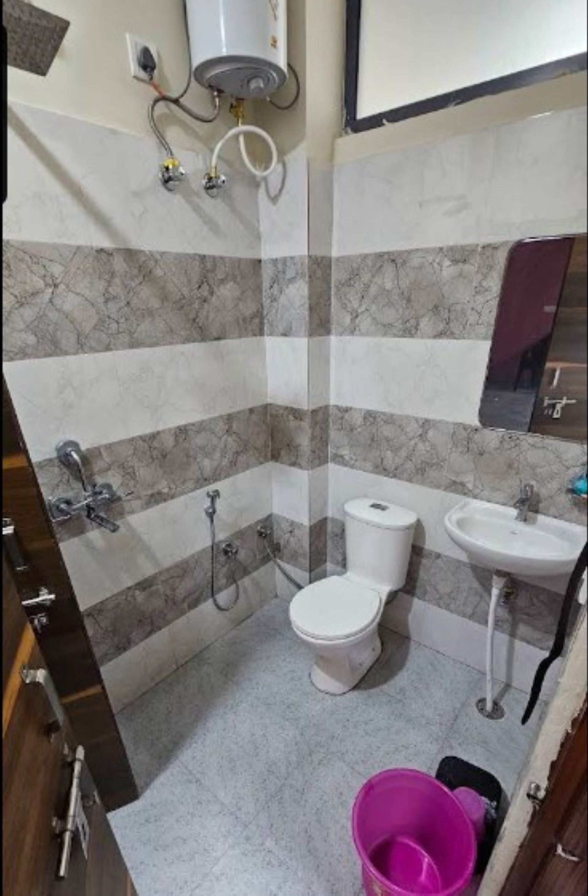 Quarto Duplo, vista para a montanha | Casa de banho | Um polibã, artigos de higiene pessoal grátis, sabão 