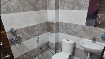 Quarto Duplo, vista para a montanha | Casa de banho | Um polibã, artigos de higiene pessoal grátis, sabão