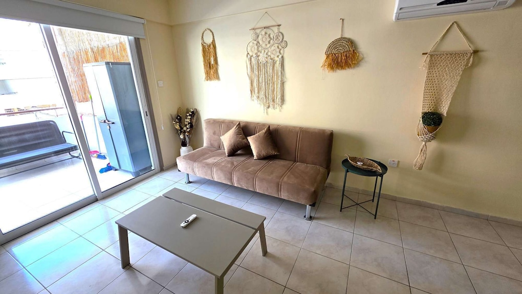 Stay With The Group Of Friends Or Your Loved Ones In This Spacious And Unique Space. - Lárnaca