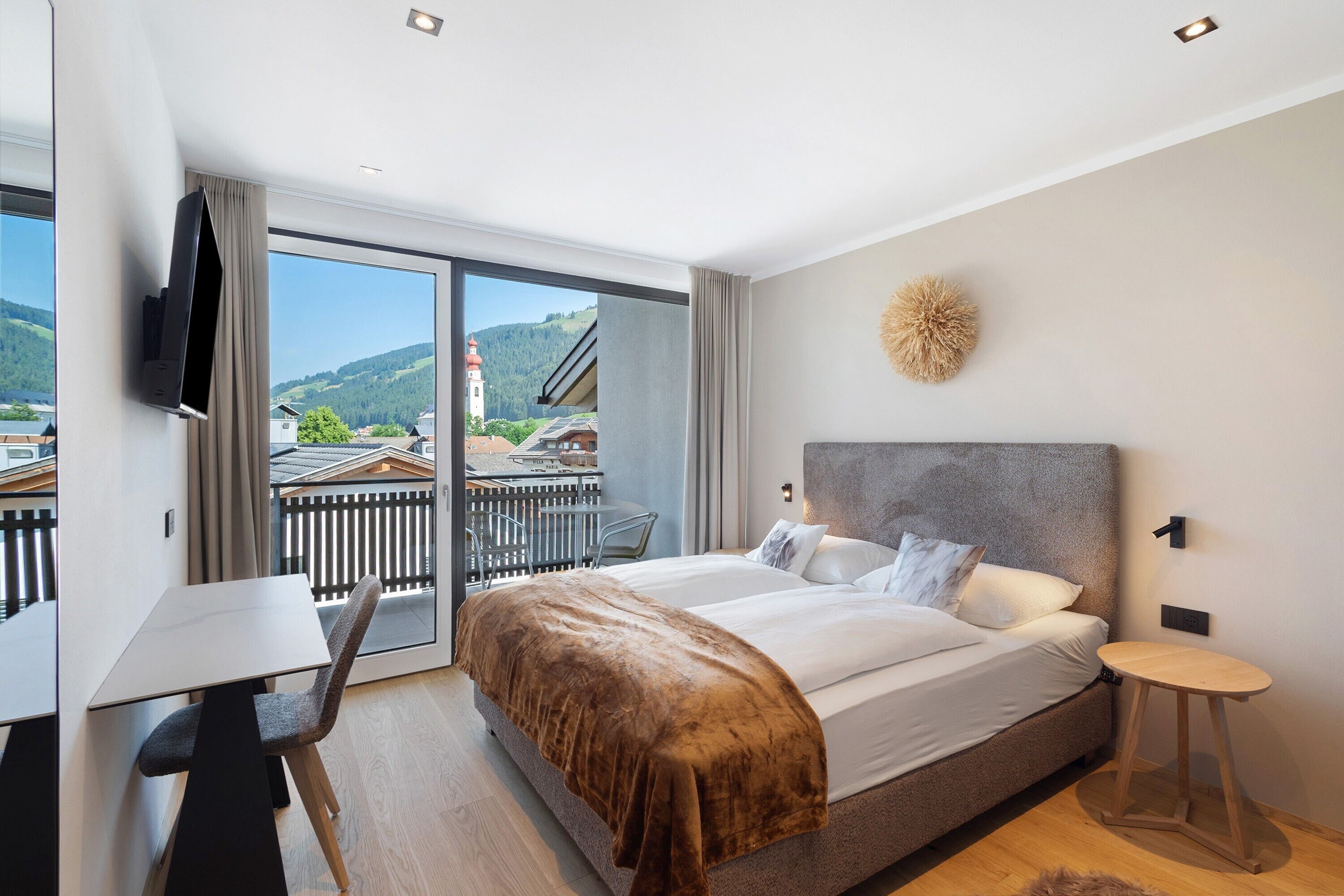 Apartment Hofer Room Bergnest With Mountain View, Private Terrace, And Wi-fi - Toblach