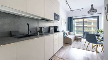 Apartamento (68) | Cozinha privada | Um frigorífico, uma placa de cozinha, uma chaleira elétrica