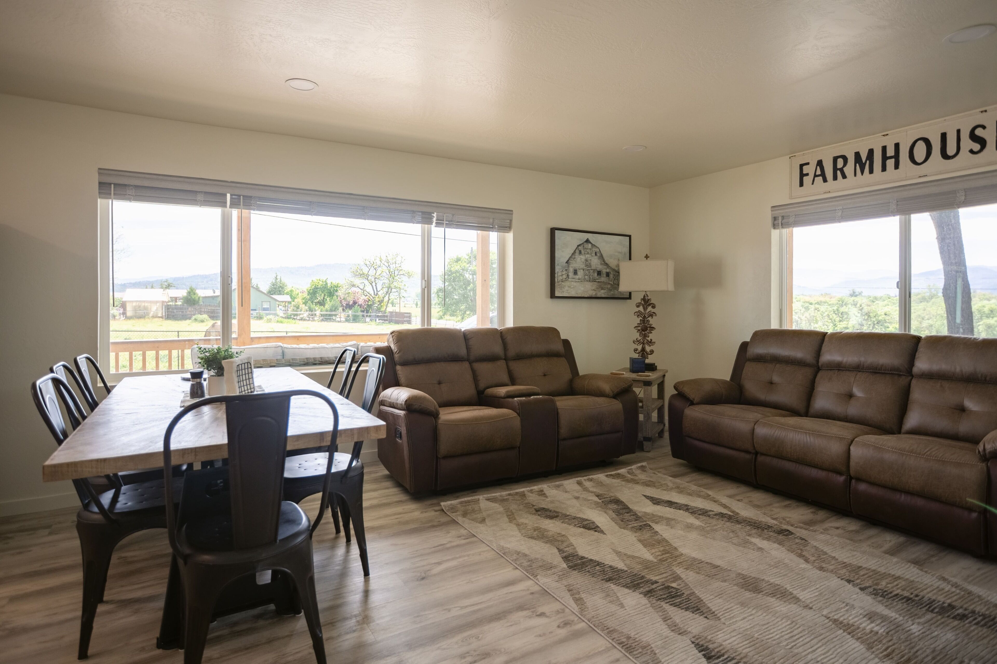 Unwind In This Stylish, Fully Remodeled Farmhouse With Mountain Views And A Private Hot Tub - Eagle Point, OR