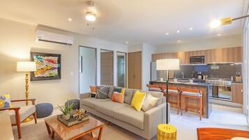 Apartamento em Condomínio Fechado, varanda, vista para a praia | Sala de estar