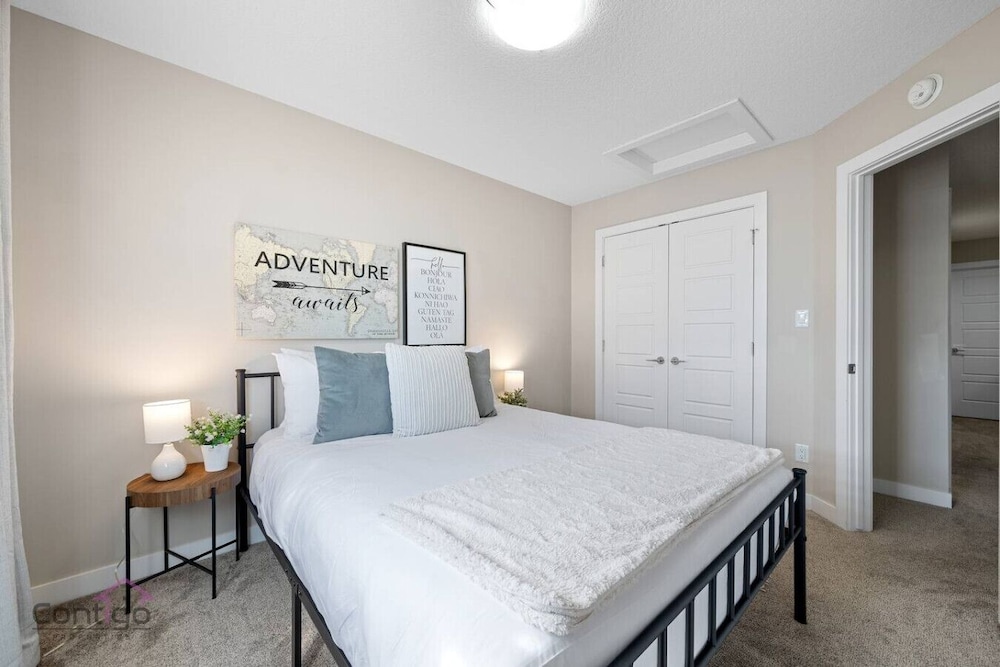 4 BR | Yard | Garage | Near Commonwealth & Rogers! - Edmonton | Vrbo
