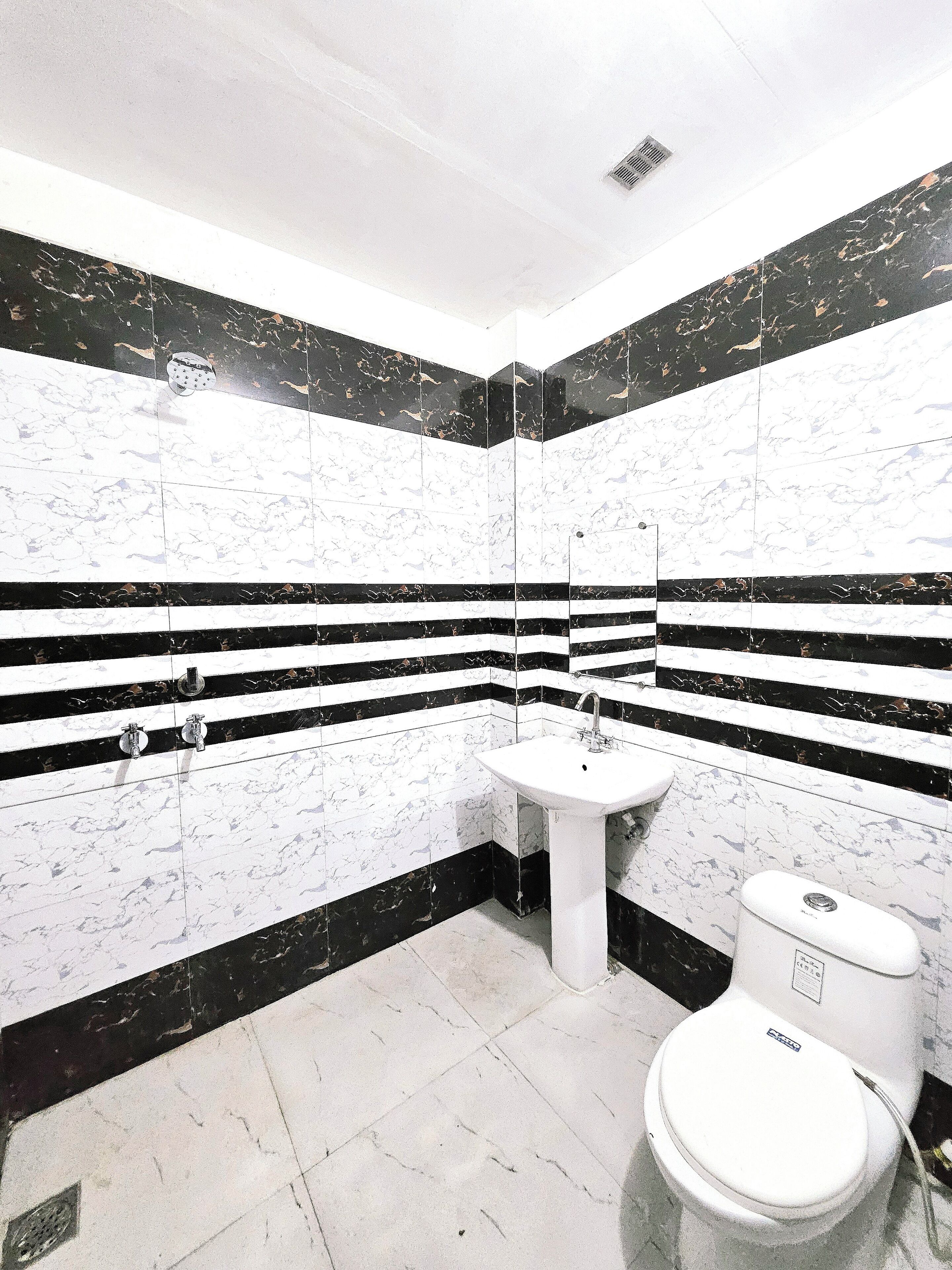 Quarto solteiro luxo | Banheiro | Chuveiro, produtos de toalete grátis, toalhas de banho, sabonete