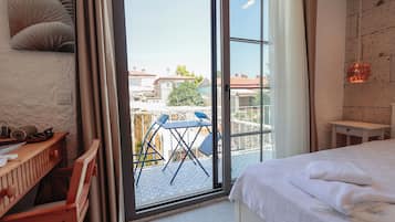 Quarto Superior, varanda, vista para o jardim | Minibar grátis, secretária, Wi-fi grátis, roupa de cama fornecida