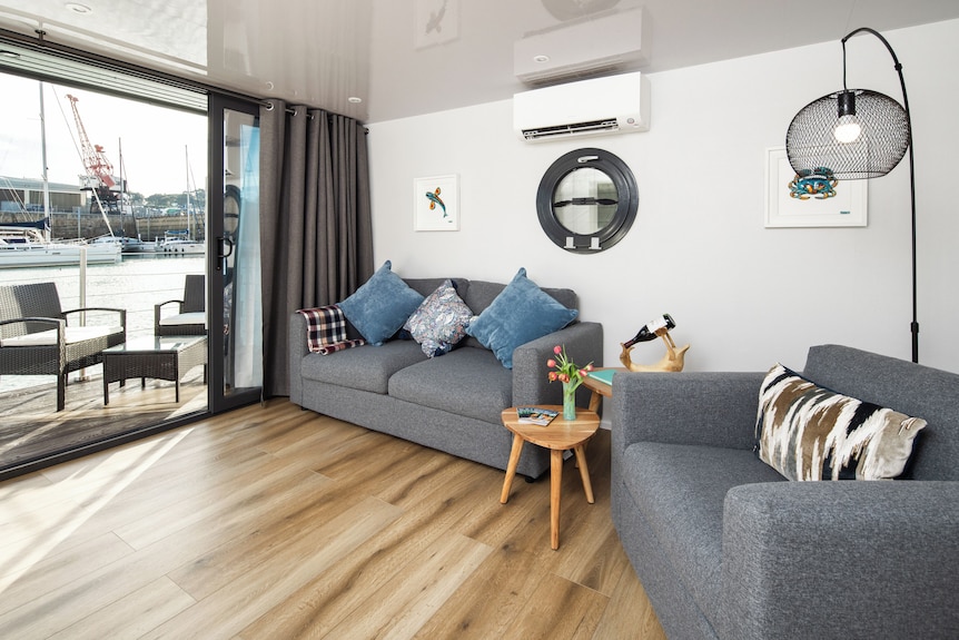 Oyster Floating Pod In St Helier Marina - ジャージー島