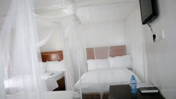 Quarto duplo standard, vista para a cidade | Wi-Fi de cortesia, roupa de cama