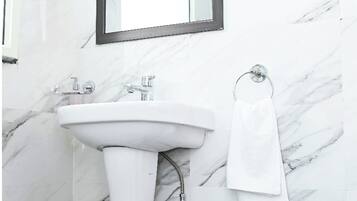 Quarto casal superior | Banheiro | Chuveiro, produtos de toalete grátis, chinelos, toalhas de banho
