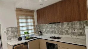 Apartamento econômico, sacada, vista para a cidade | Cozinha privada | Geladeira, micro-ondas, fogão, cooktop