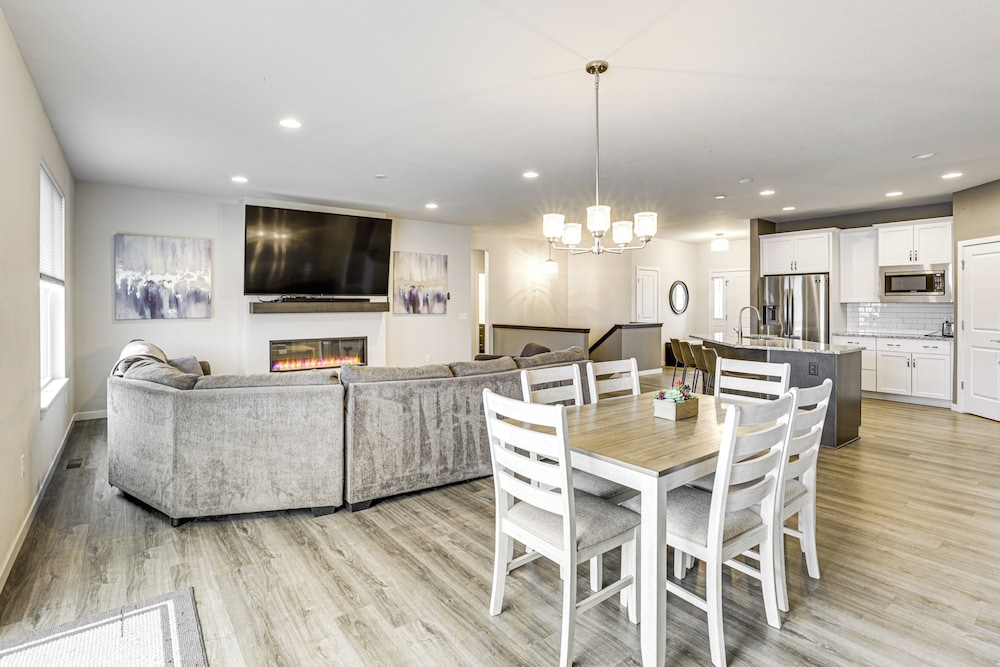 Spacious & Modern Home W/ Deck In Oregon! - Evansville, WI