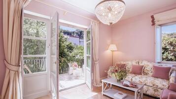 Suite de Luxo | Sala de estar | Televisor de ecrã plano de 25 polegadas com canais digitais, Netflix