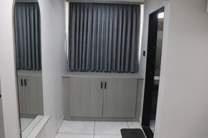 Quarto Duplo Deluxe, Vista para a cidade | Secretária adequada para computadores portáteis, quartos insonorizados 