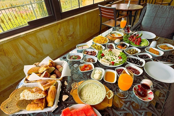 Café da manhã com pratos da culinária local grátis todos os dias