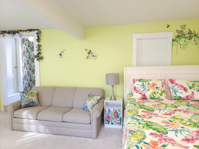 Addie's Place: A Quiet And Quirky Guesthouse - New Hampshire (State)