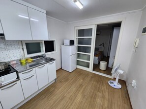 Quarto solteiro básico, para não fumantes | Escrivaninha, cortinas blackout, Wi-Fi de cortesia, roupa de cama