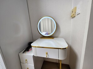 Quarto solteiro básico, para não fumantes | Escrivaninha, cortinas blackout, Wi-Fi de cortesia, roupa de cama