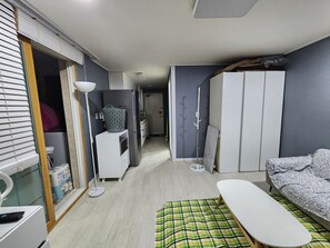 Quarto solteiro básico, para não fumantes | Escrivaninha, cortinas blackout, Wi-Fi de cortesia, roupa de cama