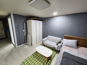 Quarto solteiro básico, para não fumantes | Escrivaninha, cortinas blackout, Wi-Fi de cortesia, roupa de cama