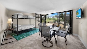 Condo, várias camas (Unique two-story cabana condo located) | Opções para refeição