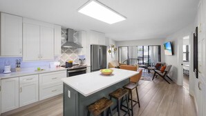 Condo, várias camas (Unique two-story cabana condo located) | Parte interna