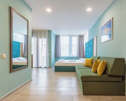 Quarto Duplo Deluxe, varanda | Secretária adequada para computadores portáteis 