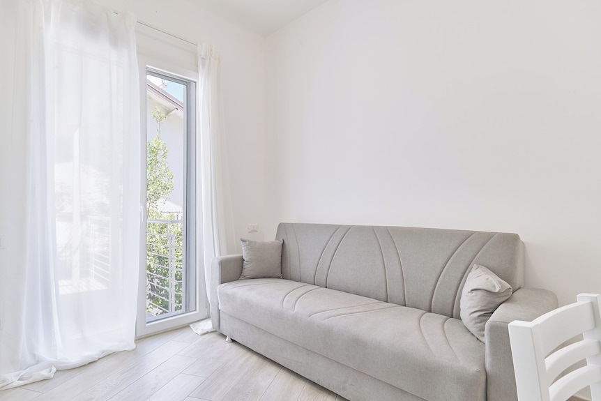 The Italian Lady - Unit 1 - Alassio