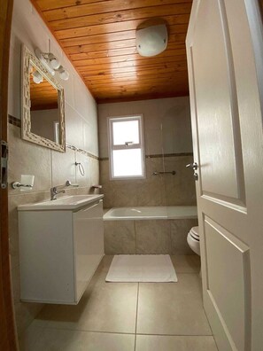 Bungalow Standard (Triple Bungalow) | Casa de banho | Um secador de cabelo, um bidé, toalhas fornecidas, sabão 