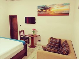 Suíte júnior, sacada, vista para a piscina | Wi-Fi de cortesia