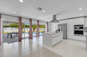 Casa Familiar, vista para a piscina | Cozinha privada | Uma cafeteira/bule, uma chaleira elétrica, uma cadeira de bebé