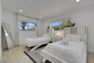 Casa Familiar, vista para a piscina | 3 quartos, cortinas/cortinados opacos, ferro/tábua de engomar