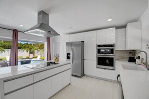 Casa Familiar, vista para a piscina | Cozinha privada | Uma cafeteira/bule, uma chaleira elétrica, uma cadeira de bebé 