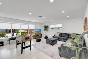 Casa Familiar, vista para a piscina | Sala de estar | Smart TV de 55 polegadas com canais digitais