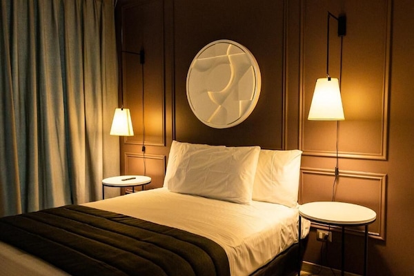 Suite-Estúdio Superior, 1 cama king-size, Vista para a cidade | Cofre no quarto, ferro/tábua de engomar, Wi-fi grátis