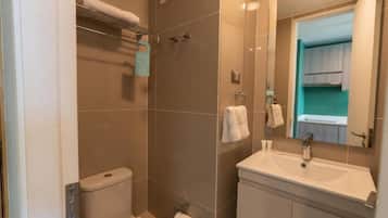 Suite-Estúdio Superior, 1 cama king-size, Vista para a cidade | Casa de banho | Um secador de cabelo (mediante pedido), sabão, champô, papel higiénico