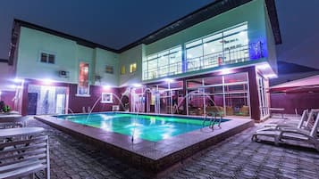 Fachada da propriedade à noite