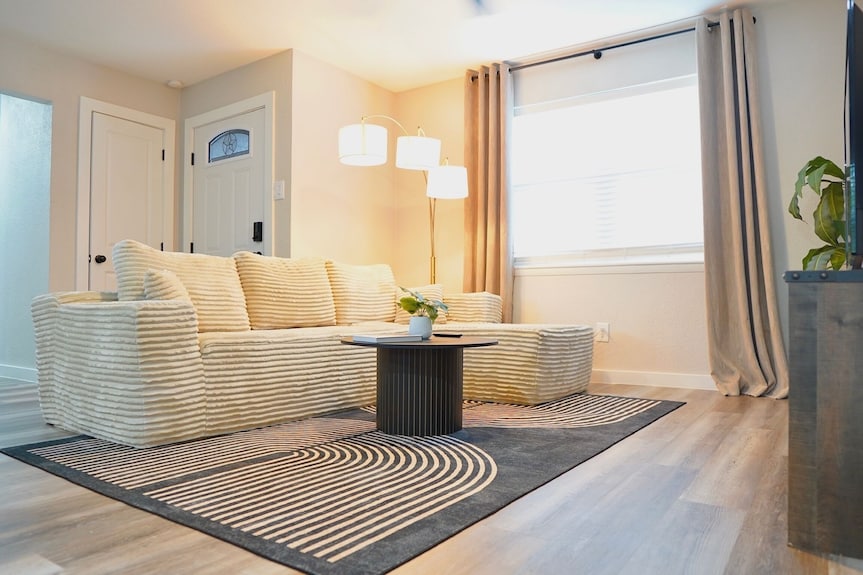 Luxury 4br Retreat 10 Min To Downtown & Lake - 메스키트