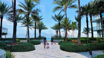 Na praia, praia de areia branca, espreguiçadeiras, guarda-sóis de praia