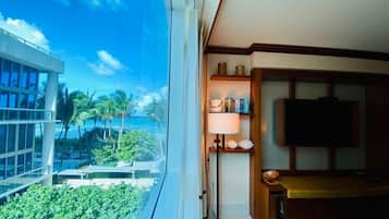 Suite de Luxo, 2 quartos, cozinha, Vista para a cidade | Vista para a praia ou o mar