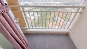 Varanda com vista para uma autoestrada e edifícios.