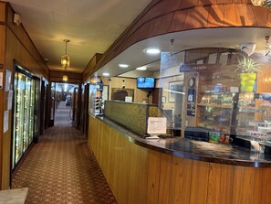 Airport Chalet , Whitehorse: Hotel Reviews, Rooms & Prices | Hoteles.com