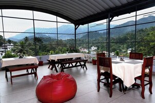 Pequeno-almoço tipo buffet diário (500 INR por pessoa) 