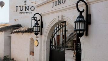 Entrada de um edifício com o nome "JUNO" e um portão.
